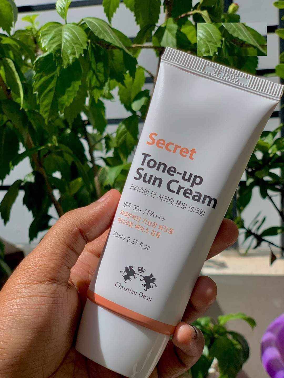 𝐒𝐞𝐜𝐫𝐞𝐭 𝐓𝐨𝐧𝐞-𝐔𝐩 𝐒𝐮𝐧 𝐂𝐫𝐞𝐚𝐦 70 ml